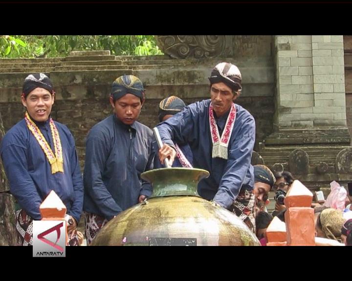 Tradisi Upacara Adat Nguras Enceh Makam Imogiri - ANTARA News