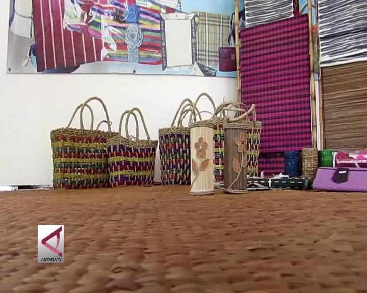 Kerajinan Tenun, Andalan Desa Wisata Gamplong - ANTARA News