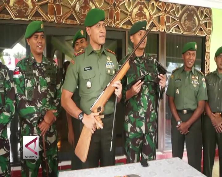 Warga Papua Serahkan Senjata Api ke TNI - ANTARA News