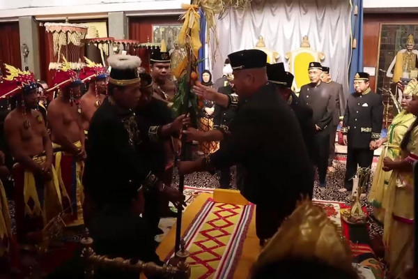 Penurunan Tiang Ayu, tanda berakhirnya Pesta Adat Erau 2019 - ANTARA News Penurunan Tiang Ayu, tanda berakhirnya Pesta Adat Erau 2019 - ANTARA News
