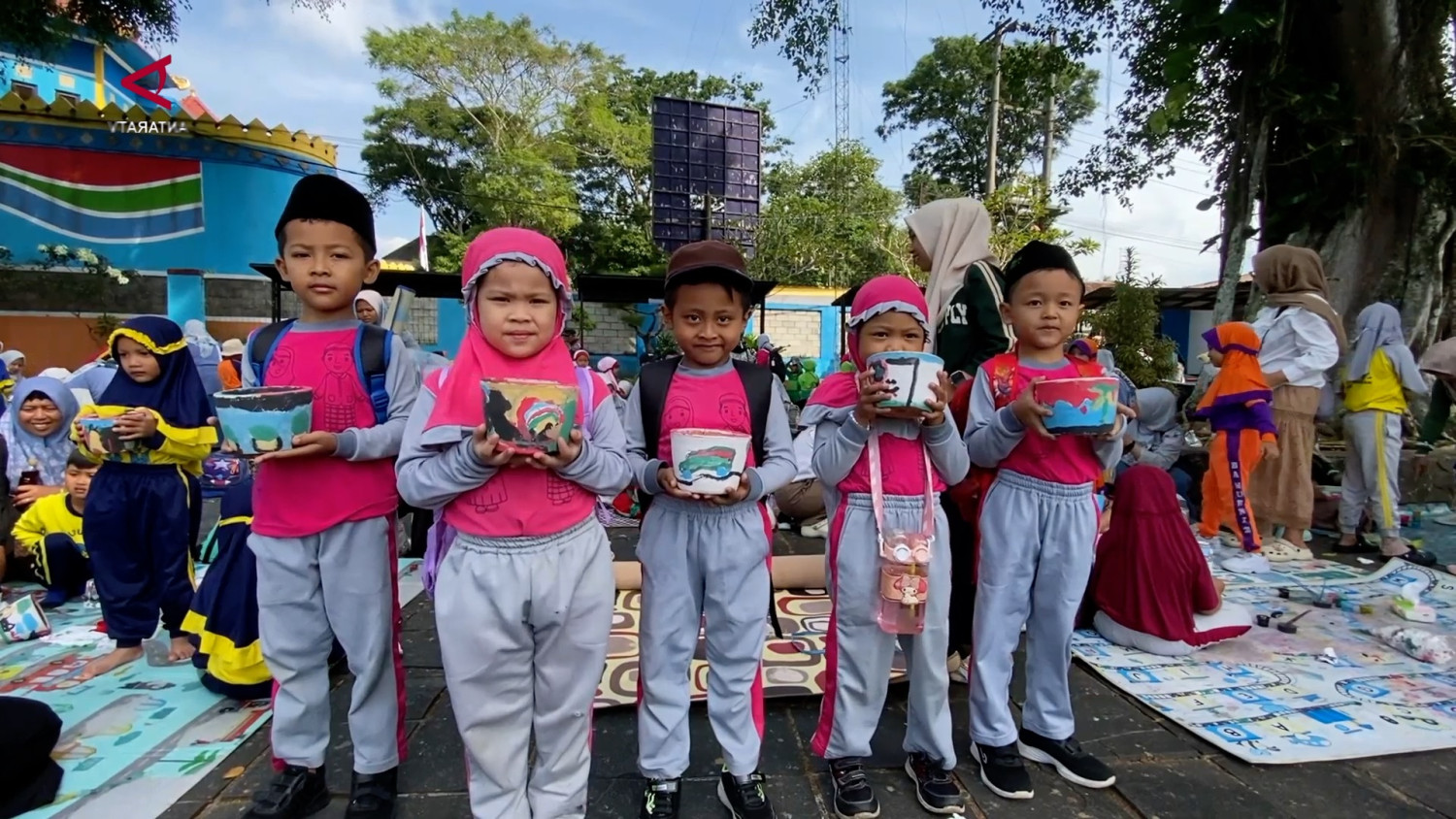 Melukis gerabah jadi media kenalkan budaya lokal - ANTARA News